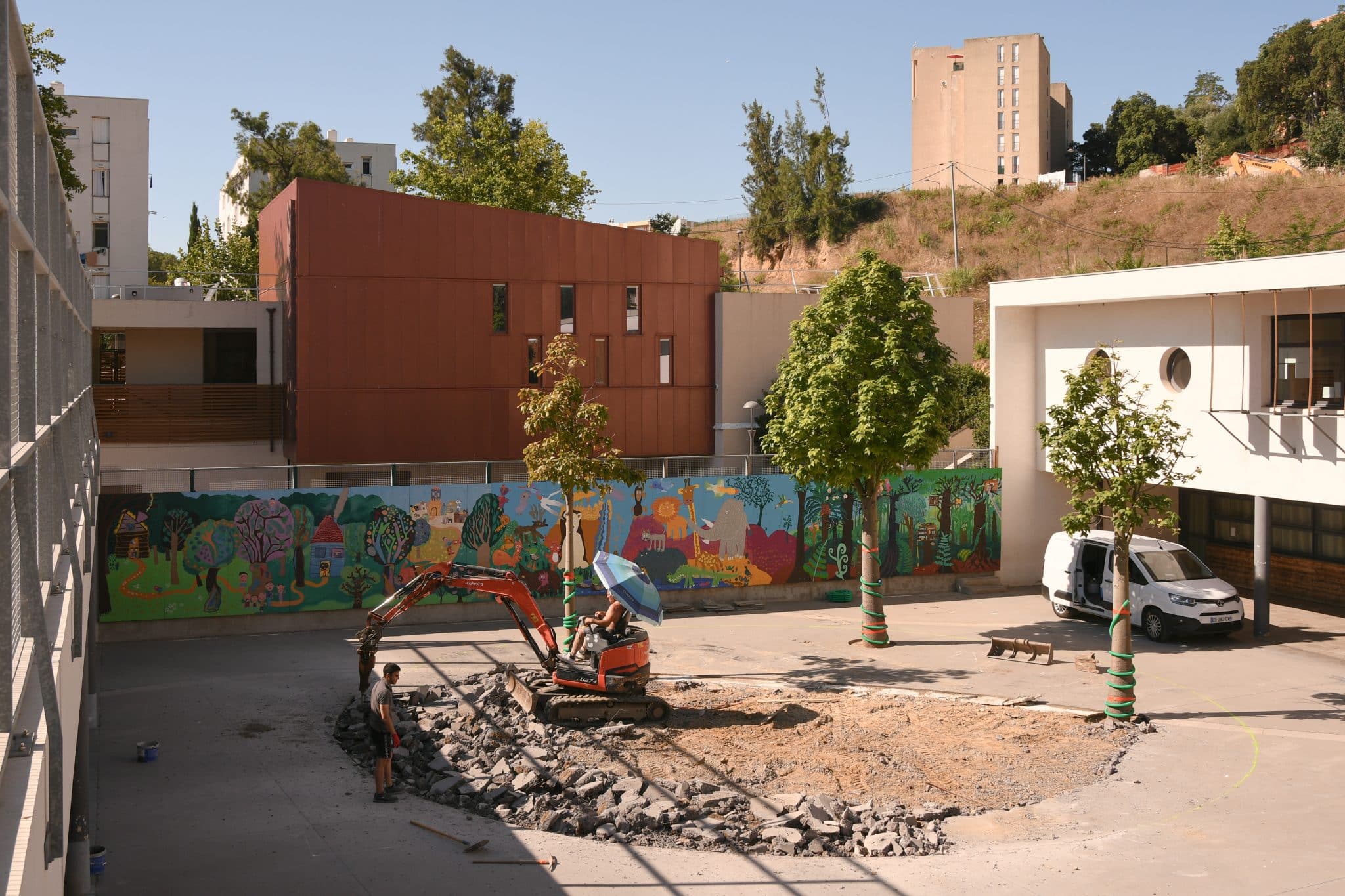 Début des travaux de végétalisation de la cour de l'école Charles ...